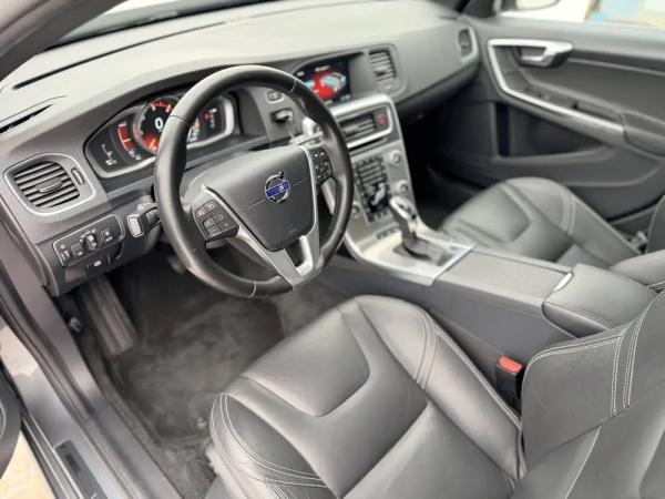 Grey Volvo V60 2018 in Riga, with an engine capacity of 2.40 L and mileage of 182 thousand km for 12995 €, photo 10 on AUTOMOTO.COM.LV