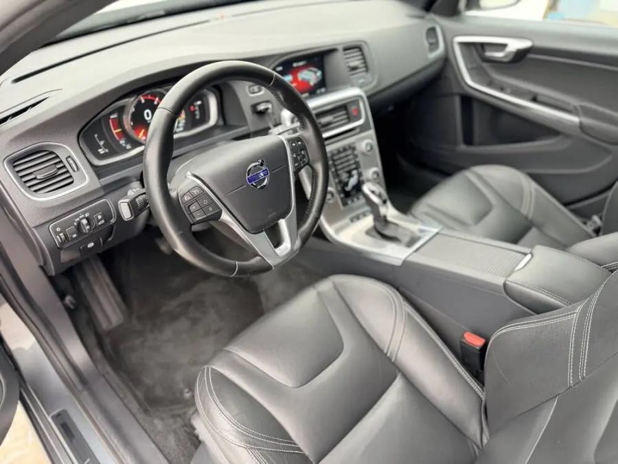 Pelēks Volvo V60 2018 Rīga, ar dzinēja tilpumu 2.40 L un nobraukumu 182 tūkst. km par 12995 €, foto 11 vietnē AUTOMOTO.COM.LV