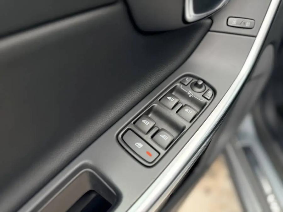 Pelēks Volvo V60 2018 Rīga, ar dzinēja tilpumu 2.40 L un nobraukumu 182 tūkst. km par 12995 €, foto 12 vietnē AUTOMOTO.COM.LV