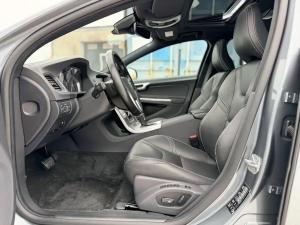 Pelēks Volvo V60 2018 Rīga, ar dzinēja tilpumu 2.40 L un nobraukumu 182 tūkst. km par 12995 €, foto 13 vietnē AUTOMOTO.COM.LV