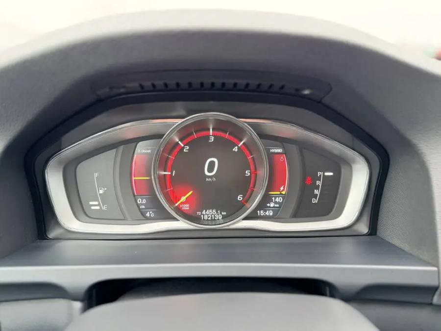 Pelēks Volvo V60 2018 Rīga, ar dzinēja tilpumu 2.40 L un nobraukumu 182 tūkst. km par 12995 €, foto 15 vietnē AUTOMOTO.COM.LV