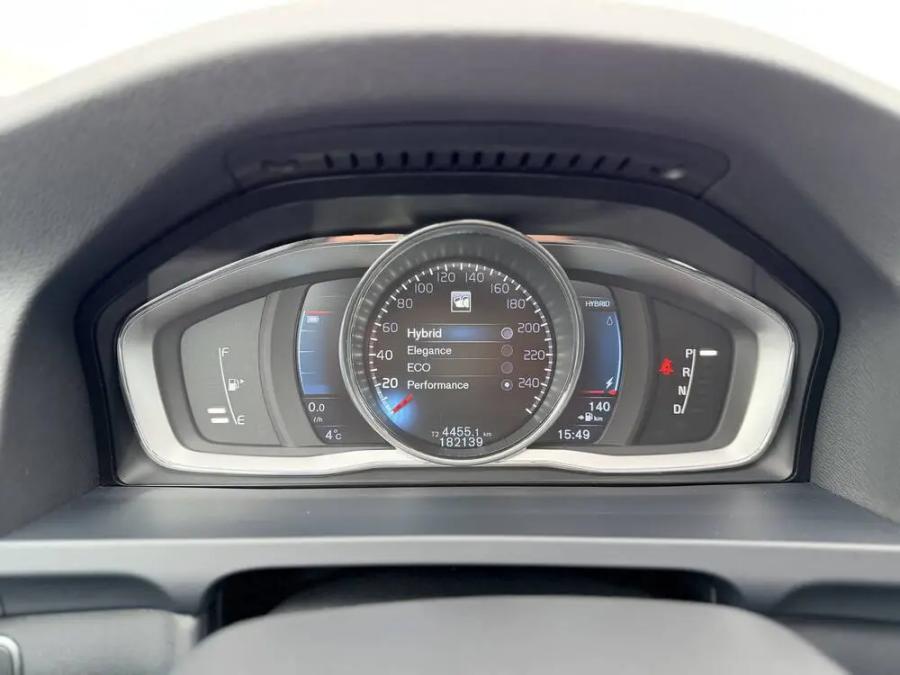Pelēks Volvo V60 2018 Rīga, ar dzinēja tilpumu 2.40 L un nobraukumu 182 tūkst. km par 12995 €, foto 16 vietnē AUTOMOTO.COM.LV