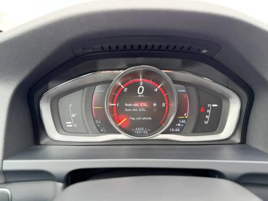 Pelēks Volvo V60 2018 Rīga, ar dzinēja tilpumu 2.40 L un nobraukumu 182 tūkst. km par 12995 €, foto 17 vietnē AUTOMOTO.COM.LV