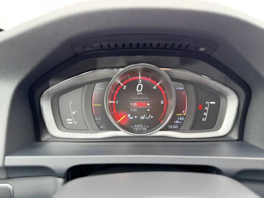 Pelēks Volvo V60 2018 Rīga, ar dzinēja tilpumu 2.40 L un nobraukumu 182 tūkst. km par 12995 €, foto 19 vietnē AUTOMOTO.COM.LV