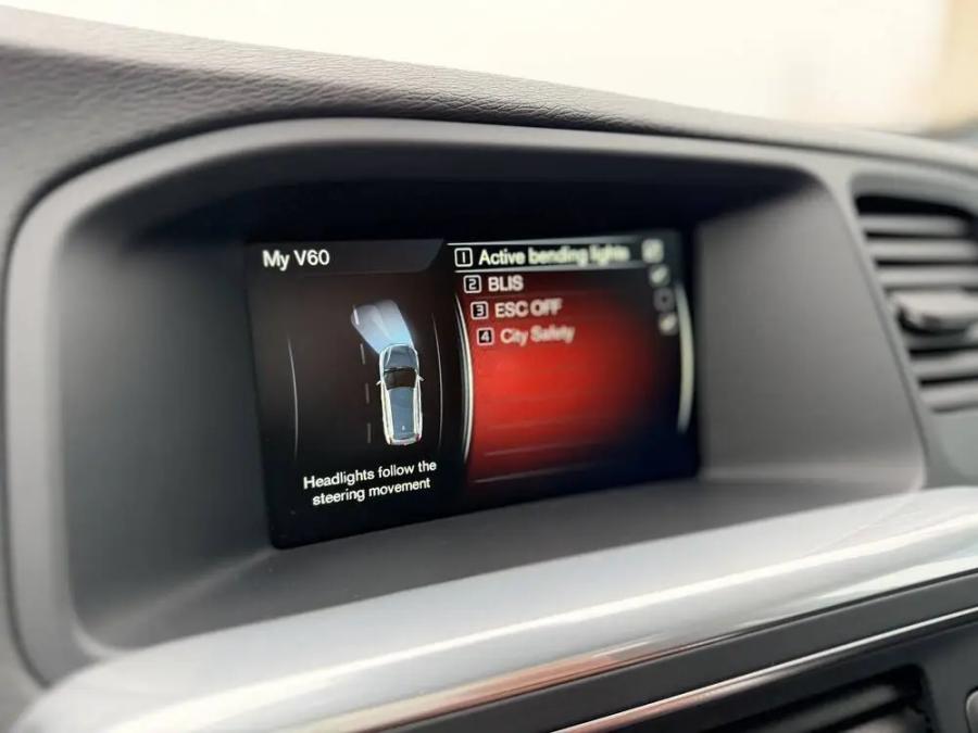 Pelēks Volvo V60 2018 Rīga, ar dzinēja tilpumu 2.40 L un nobraukumu 182 tūkst. km par 12995 €, foto 21 vietnē AUTOMOTO.COM.LV