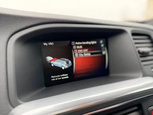 Pelēks Volvo V60 2018 Rīga, ar dzinēja tilpumu 2.40 L un nobraukumu 182 tūkst. km par 12995 €, foto 23 vietnē AUTOMOTO.COM.LV