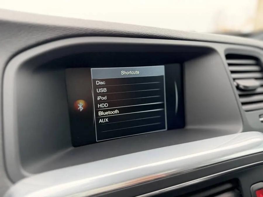 Pelēks Volvo V60 2018 Rīga, ar dzinēja tilpumu 2.40 L un nobraukumu 182 tūkst. km par 12995 €, foto 24 vietnē AUTOMOTO.COM.LV