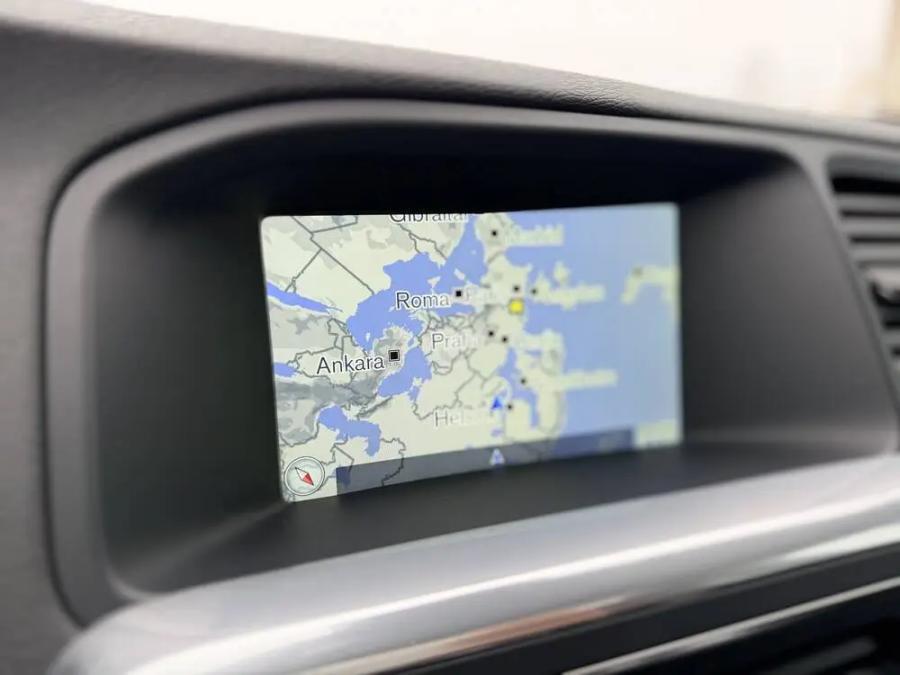 Pelēks Volvo V60 2018 Rīga, ar dzinēja tilpumu 2.40 L un nobraukumu 182 tūkst. km par 12995 €, foto 25 vietnē AUTOMOTO.COM.LV