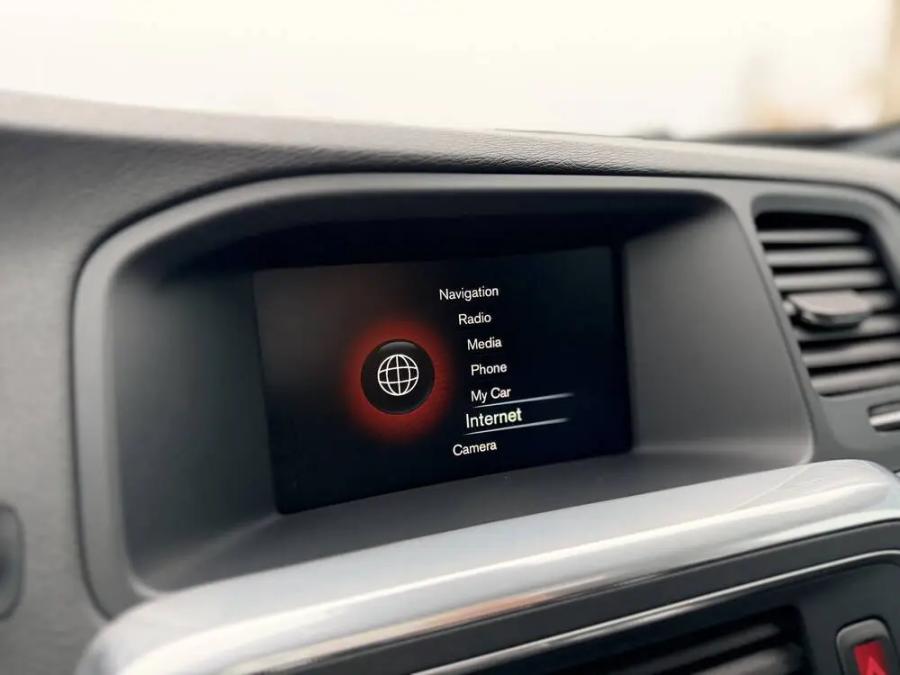 Pelēks Volvo V60 2018 Rīga, ar dzinēja tilpumu 2.40 L un nobraukumu 182 tūkst. km par 12995 €, foto 26 vietnē AUTOMOTO.COM.LV