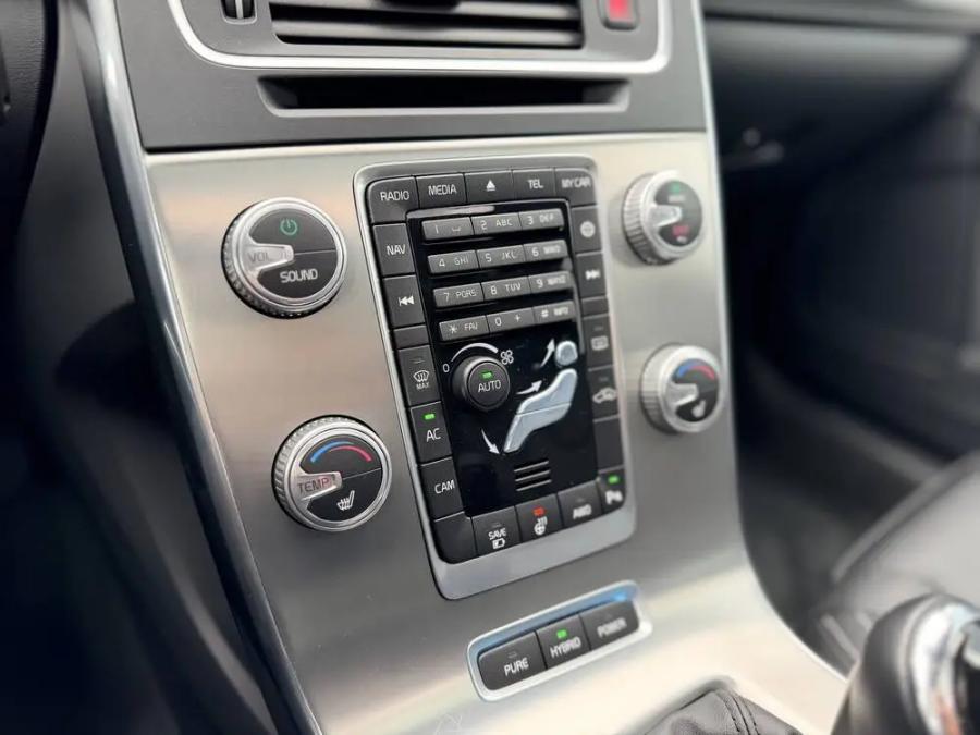 Pelēks Volvo V60 2018 Rīga, ar dzinēja tilpumu 2.40 L un nobraukumu 182 tūkst. km par 12995 €, foto 28 vietnē AUTOMOTO.COM.LV