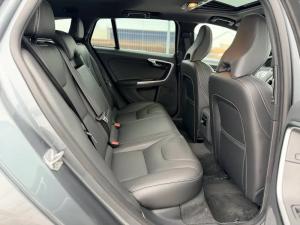 Pelēks Volvo V60 2018 Rīga, ar dzinēja tilpumu 2.40 L un nobraukumu 182 tūkst. km par 12995 €, foto 30 vietnē AUTOMOTO.COM.LV