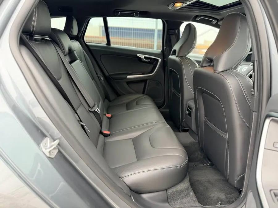 Pelēks Volvo V60 2018 Rīga, ar dzinēja tilpumu 2.40 L un nobraukumu 182 tūkst. km par 12995 €, foto 30 vietnē AUTOMOTO.COM.LV
