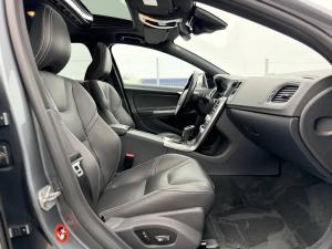 Pelēks Volvo V60 2018 Rīga, ar dzinēja tilpumu 2.40 L un nobraukumu 182 tūkst. km par 12995 €, foto 31 vietnē AUTOMOTO.COM.LV