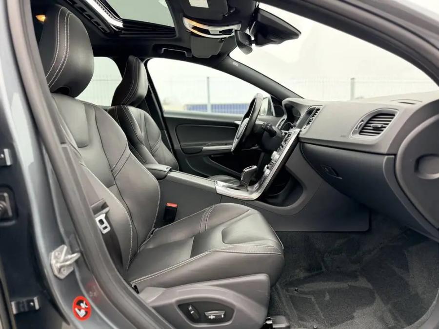 Pelēks Volvo V60 2018 Rīga, ar dzinēja tilpumu 2.40 L un nobraukumu 182 tūkst. km par 12995 €, foto 31 vietnē AUTOMOTO.COM.LV