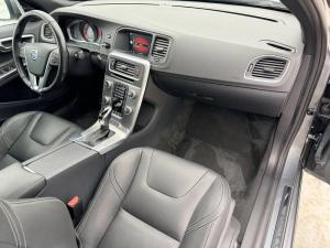 Pelēks Volvo V60 2018 Rīga, ar dzinēja tilpumu 2.40 L un nobraukumu 182 tūkst. km par 12995 €, foto 32 vietnē AUTOMOTO.COM.LV
