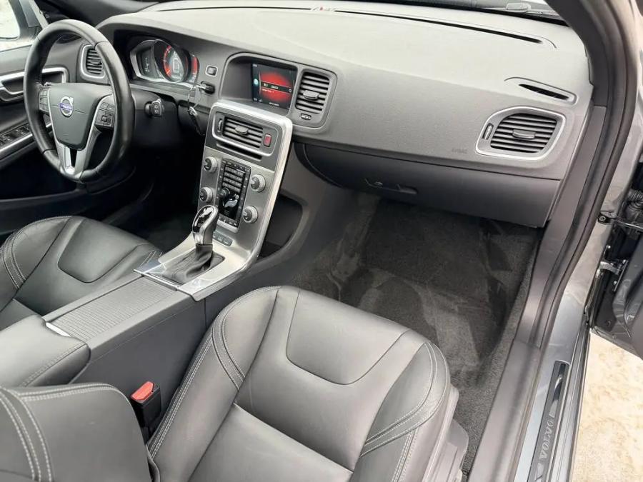 Pelēks Volvo V60 2018 Rīga, ar dzinēja tilpumu 2.40 L un nobraukumu 182 tūkst. km par 12995 €, foto 32 vietnē AUTOMOTO.COM.LV
