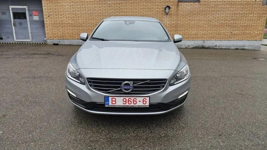 Grey Volvo V60 2018 in Riga, with an engine capacity of 2.00 L and mileage of 230 thousand km for 10550 €, photo 3 on AUTOMOTO.COM.LV