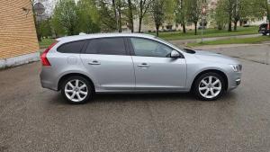 Grey Volvo V60 2018 in Riga, with an engine capacity of 2.00 L and mileage of 230 thousand km for 10550 €, photo 5 on AUTOMOTO.COM.LV