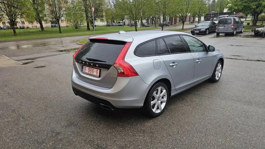Grey Volvo V60 2018 in Riga, with an engine capacity of 2.00 L and mileage of 230 thousand km for 10550 €, photo 6 on AUTOMOTO.COM.LV