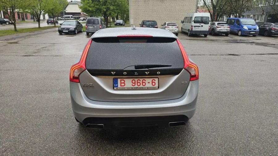 Grey Volvo V60 2018 in Riga, with an engine capacity of 2.00 L and mileage of 230 thousand km for 10550 €, photo 7 on AUTOMOTO.COM.LV