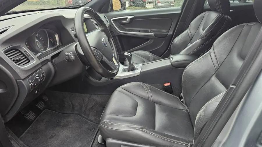 Grey Volvo V60 2018 in Riga, with an engine capacity of 2.00 L and mileage of 230 thousand km for 10550 €, photo 10 on AUTOMOTO.COM.LV