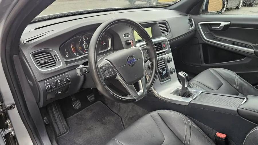 Grey Volvo V60 2018 in Riga, with an engine capacity of 2.00 L and mileage of 230 thousand km for 10550 €, photo 12 on AUTOMOTO.COM.LV