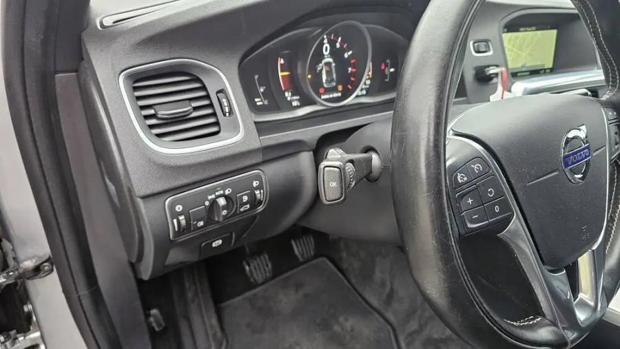 Grey Volvo V60 2018 in Riga, with an engine capacity of 2.00 L and mileage of 230 thousand km for 10550 €, photo 13 on AUTOMOTO.COM.LV