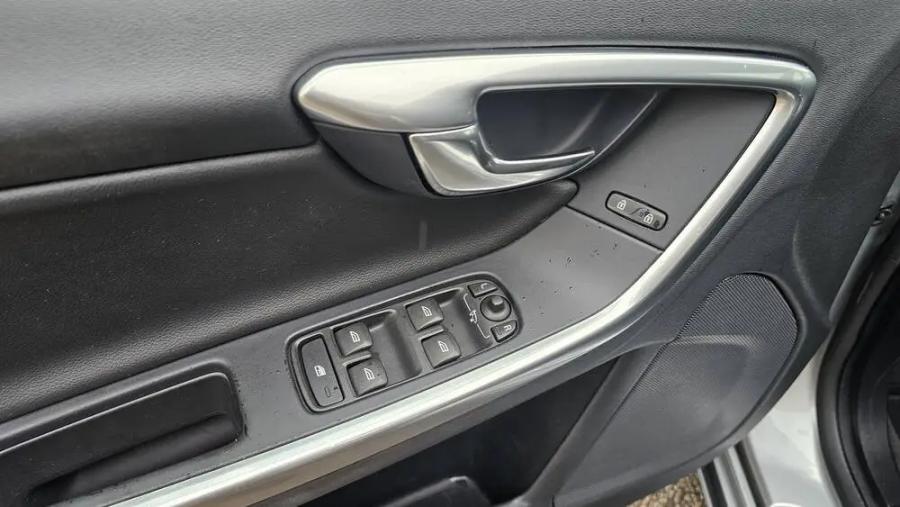 Grey Volvo V60 2018 in Riga, with an engine capacity of 2.00 L and mileage of 230 thousand km for 10550 €, photo 14 on AUTOMOTO.COM.LV
