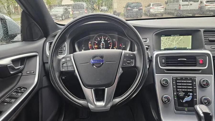 Grey Volvo V60 2018 in Riga, with an engine capacity of 2.00 L and mileage of 230 thousand km for 10550 €, photo 16 on AUTOMOTO.COM.LV