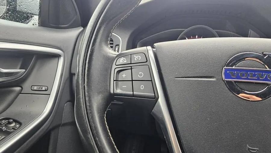 Grey Volvo V60 2018 in Riga, with an engine capacity of 2.00 L and mileage of 230 thousand km for 10550 €, photo 18 on AUTOMOTO.COM.LV