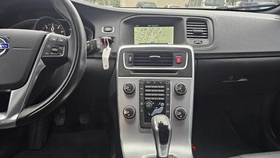 Grey Volvo V60 2018 in Riga, with an engine capacity of 2.00 L and mileage of 230 thousand km for 10550 €, photo 19 on AUTOMOTO.COM.LV