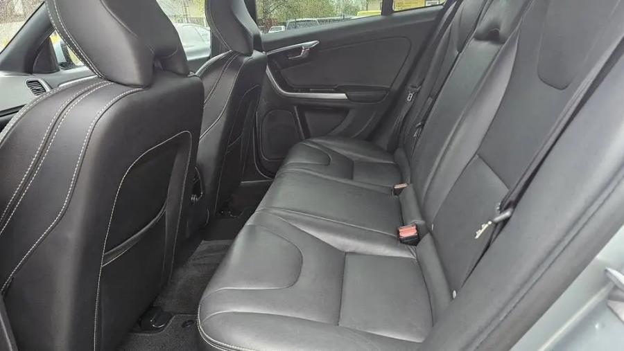 Grey Volvo V60 2018 in Riga, with an engine capacity of 2.00 L and mileage of 230 thousand km for 10550 €, photo 20 on AUTOMOTO.COM.LV