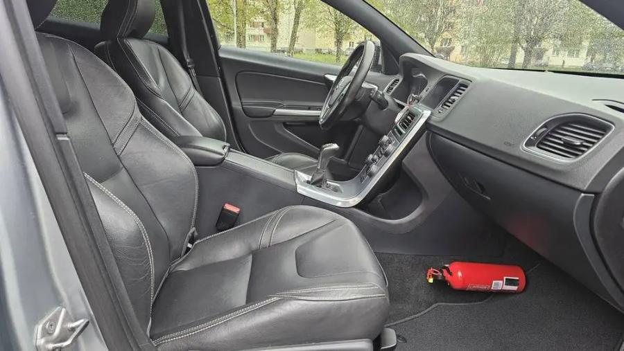 Grey Volvo V60 2018 in Riga, with an engine capacity of 2.00 L and mileage of 230 thousand km for 10550 €, photo 22 on AUTOMOTO.COM.LV