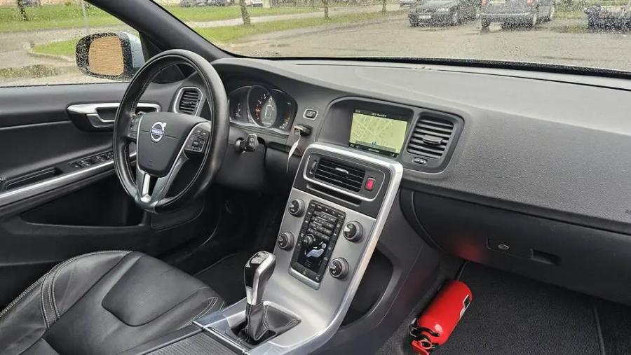 Grey Volvo V60 2018 in Riga, with an engine capacity of 2.00 L and mileage of 230 thousand km for 10550 €, photo 23 on AUTOMOTO.COM.LV