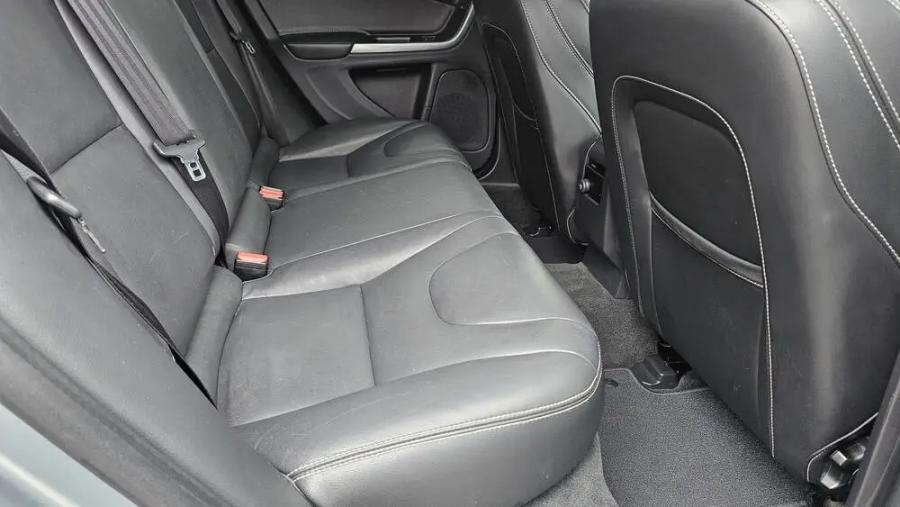 Grey Volvo V60 2018 in Riga, with an engine capacity of 2.00 L and mileage of 230 thousand km for 10550 €, photo 24 on AUTOMOTO.COM.LV
