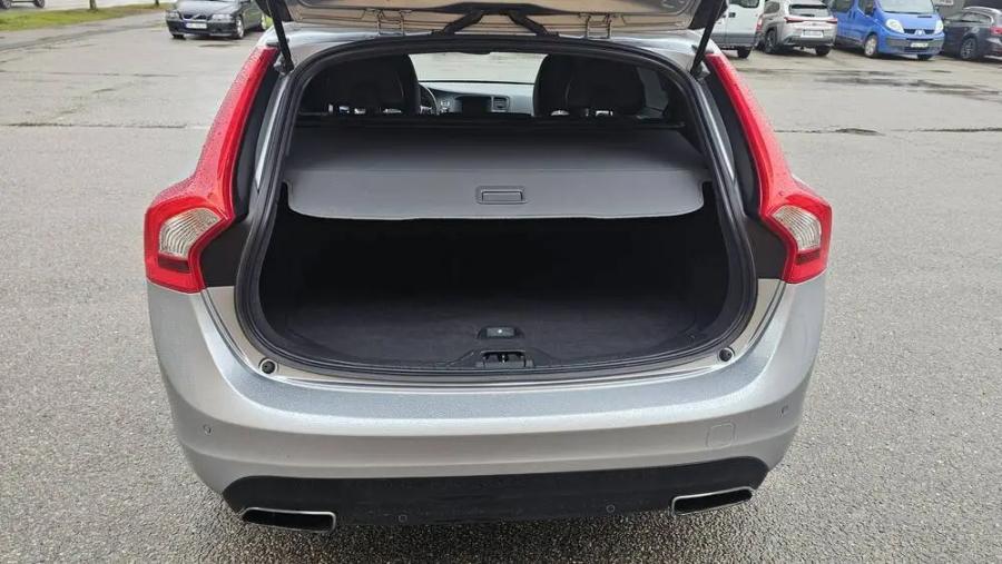 Grey Volvo V60 2018 in Riga, with an engine capacity of 2.00 L and mileage of 230 thousand km for 10550 €, photo 25 on AUTOMOTO.COM.LV