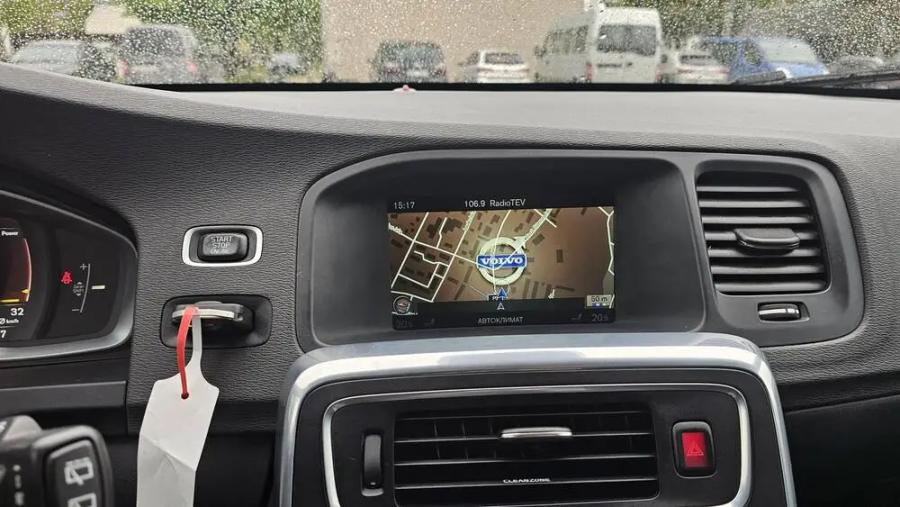 Grey Volvo V60 2018 in Riga, with an engine capacity of 2.00 L and mileage of 230 thousand km for 10550 €, photo 27 on AUTOMOTO.COM.LV