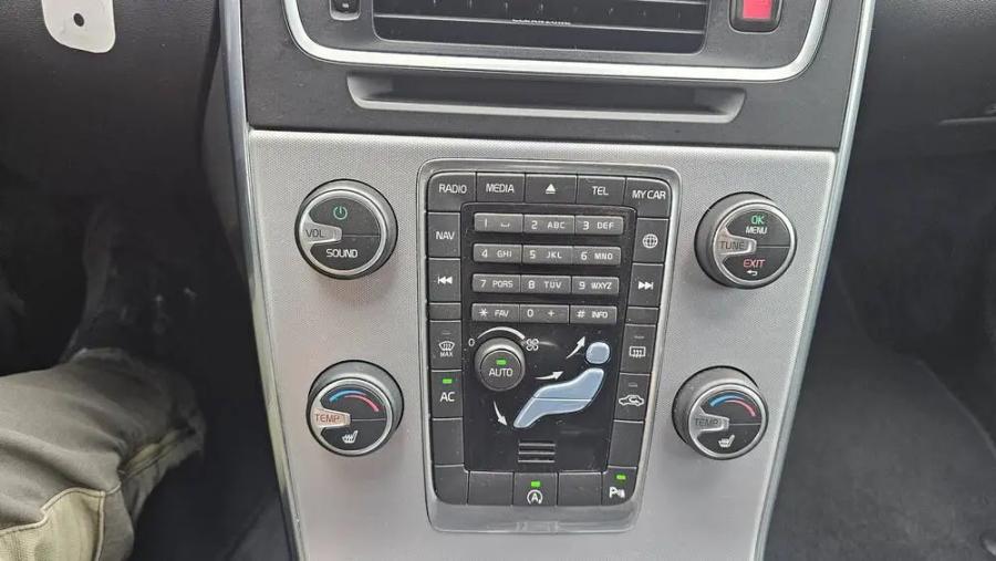 Grey Volvo V60 2018 in Riga, with an engine capacity of 2.00 L and mileage of 230 thousand km for 10550 €, photo 29 on AUTOMOTO.COM.LV