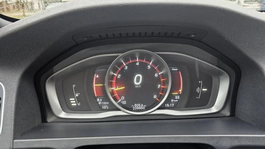 Grey Volvo V60 2018 in Riga, with an engine capacity of 2.00 L and mileage of 230 thousand km for 10550 €, photo 30 on AUTOMOTO.COM.LV