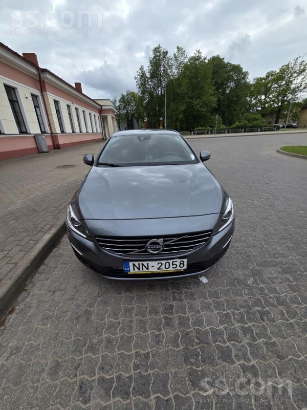 Pelēks Volvo V60 2018 Valmiera, ar dzinēja tilpumu 2.00 L un nobraukumu 220 tūkst. km par 9500 €, foto 2 vietnē AUTOMOTO.COM.LV