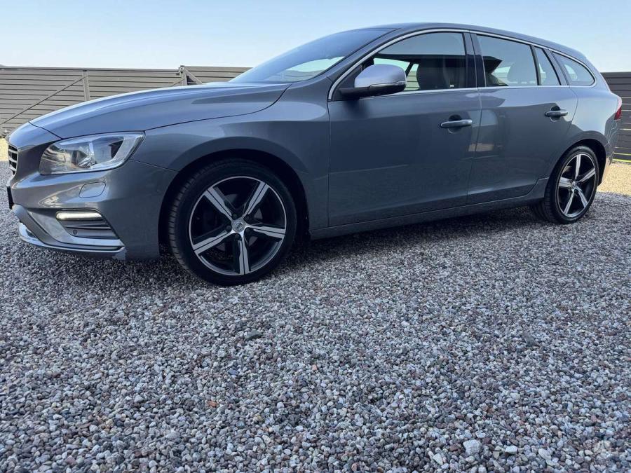Grey Volvo V60 2018 in Alytus, with an engine capacity of 1.97 L and mileage of 240 thousand km for 8950 €, photo 5 on AUTOMOTO.COM.LV