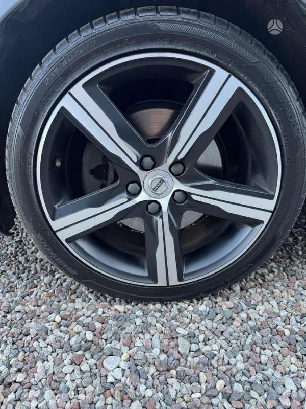 Pelēks Volvo V60 2018 Alīta, ar dzinēja tilpumu 1.97 L un nobraukumu 240 tūkst. km par 8950 €, foto 5 vietnē AUTOMOTO.COM.LV