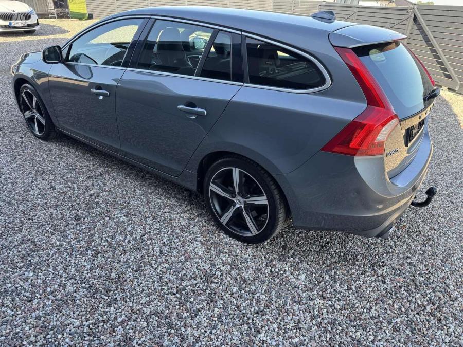 Grey Volvo V60 2018 in Alytus, with an engine capacity of 1.97 L and mileage of 240 thousand km for 8950 €, photo 7 on AUTOMOTO.COM.LV