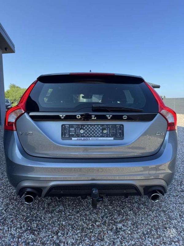 Pelēks Volvo V60 2018 Alīta, ar dzinēja tilpumu 1.97 L un nobraukumu 240 tūkst. km par 8950 €, foto 7 vietnē AUTOMOTO.COM.LV