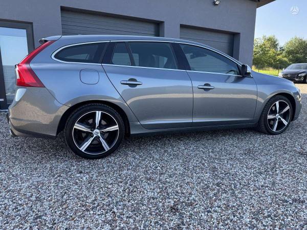 Pelēks Volvo V60 2018 Alīta, ar dzinēja tilpumu 1.97 L un nobraukumu 240 tūkst. km par 8950 €, foto 9 vietnē AUTOMOTO.COM.LV