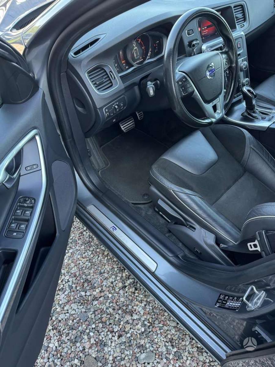Grey Volvo V60 2018 in Alytus, with an engine capacity of 1.97 L and mileage of 240 thousand km for 8950 €, photo 13 on AUTOMOTO.COM.LV