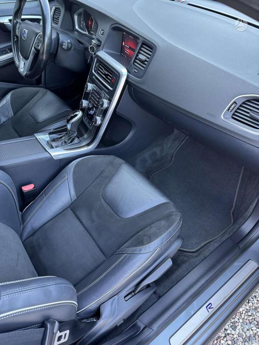 Grey Volvo V60 2018 in Alytus, with an engine capacity of 1.97 L and mileage of 240 thousand km for 8950 €, photo 14 on AUTOMOTO.COM.LV
