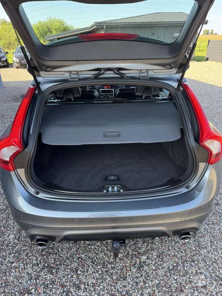 Grey Volvo V60 2018 in Alytus, with an engine capacity of 1.97 L and mileage of 240 thousand km for 8950 €, photo 16 on AUTOMOTO.COM.LV