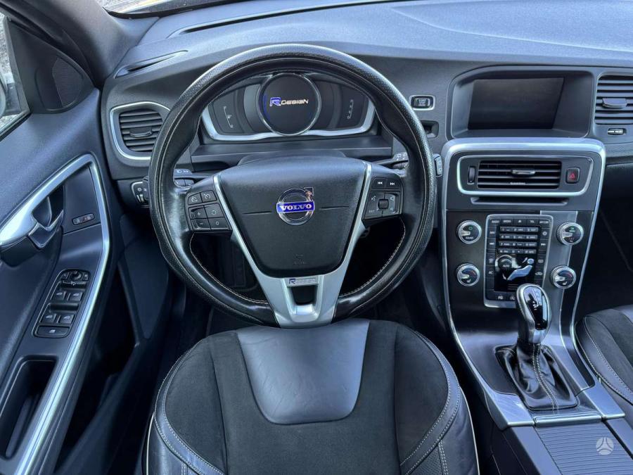 Grey Volvo V60 2018 in Alytus, with an engine capacity of 1.97 L and mileage of 240 thousand km for 8950 €, photo 21 on AUTOMOTO.COM.LV
