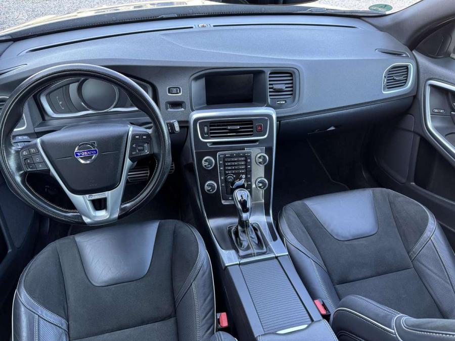 Grey Volvo V60 2018 in Alytus, with an engine capacity of 1.97 L and mileage of 240 thousand km for 8950 €, photo 22 on AUTOMOTO.COM.LV